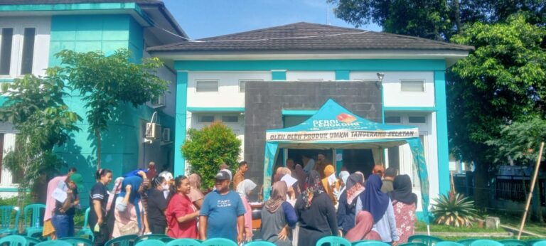 Warga Kelurahan Sawah Antusias Terima Bantuan Sosial Beras 20 Kilogram ...